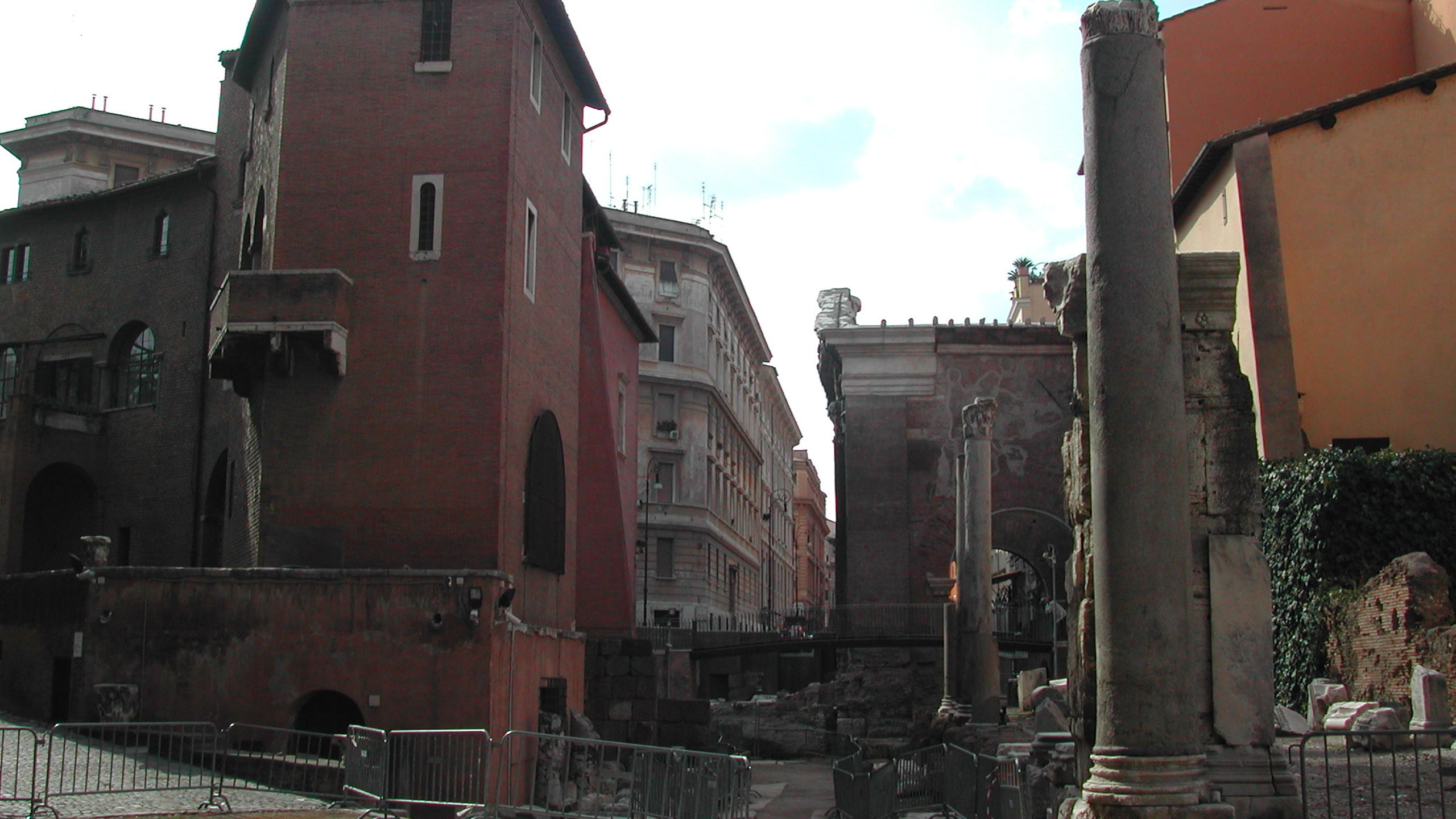 I vicoli caratteristici del Ghetto ebraico di Roma e il Portico d’Ottavia